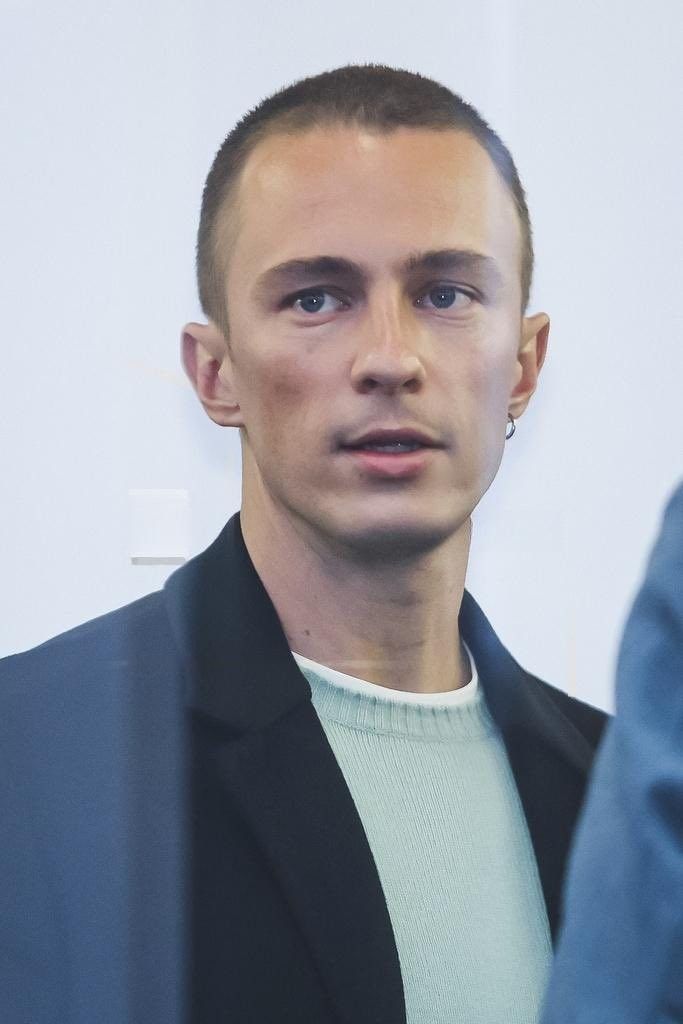 Man with oval face shape showing ideal proportions for buzz cuts